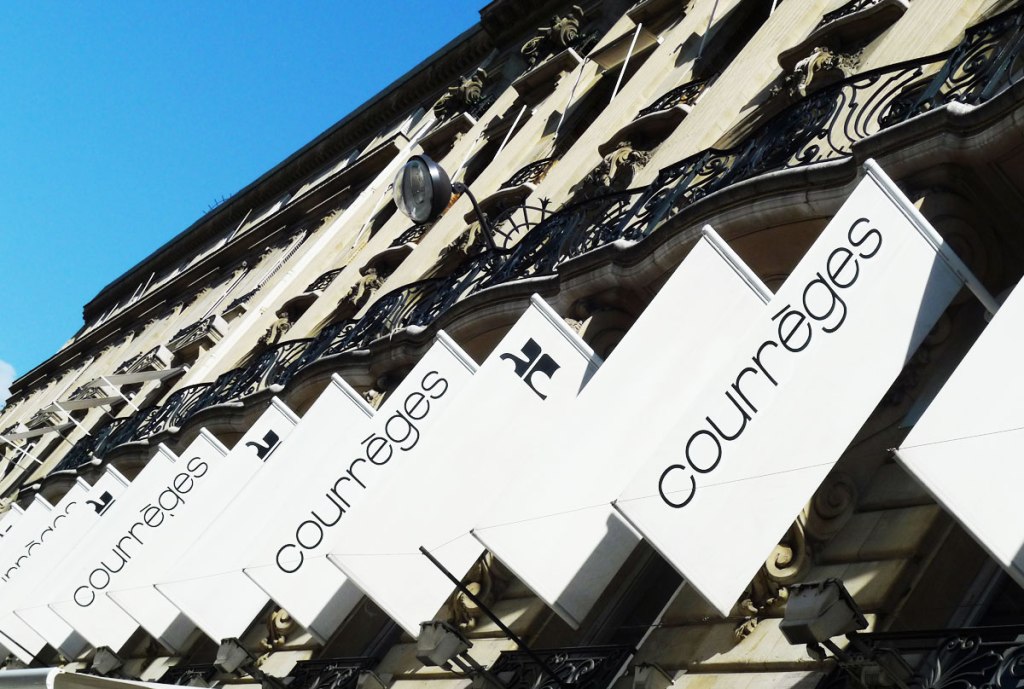 Vitrine du jour : Courrèges in pink | Chic & Geek