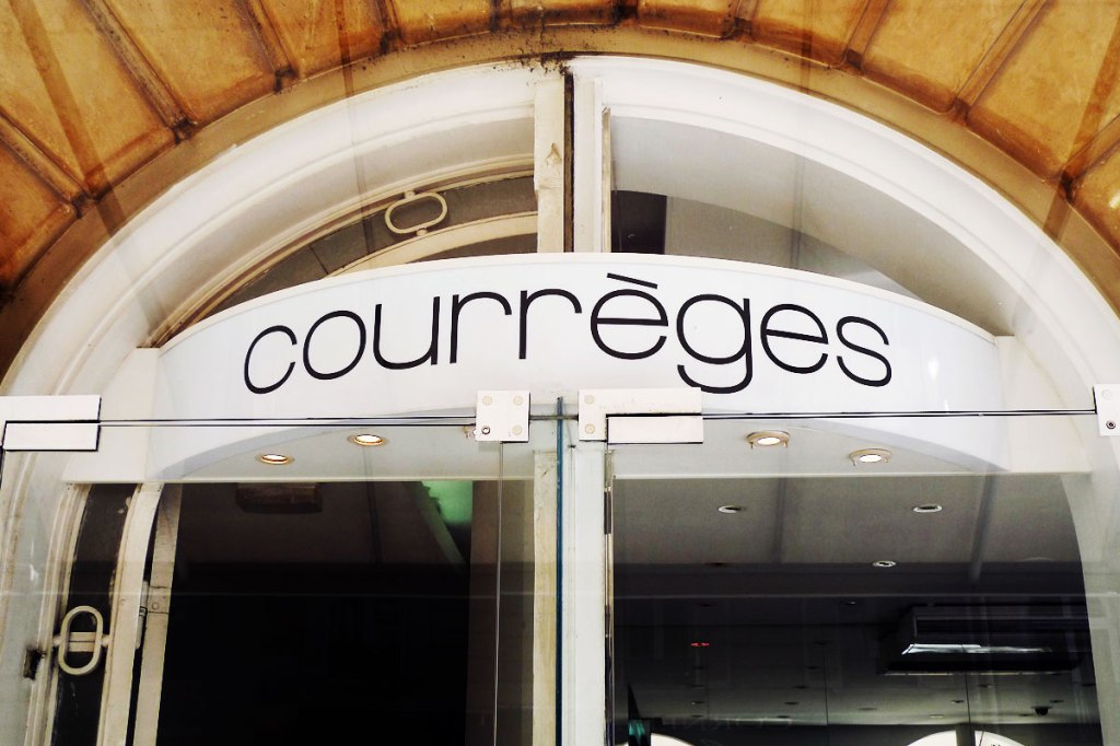Vitrine du jour : Courrèges in pink | Chic & Geek