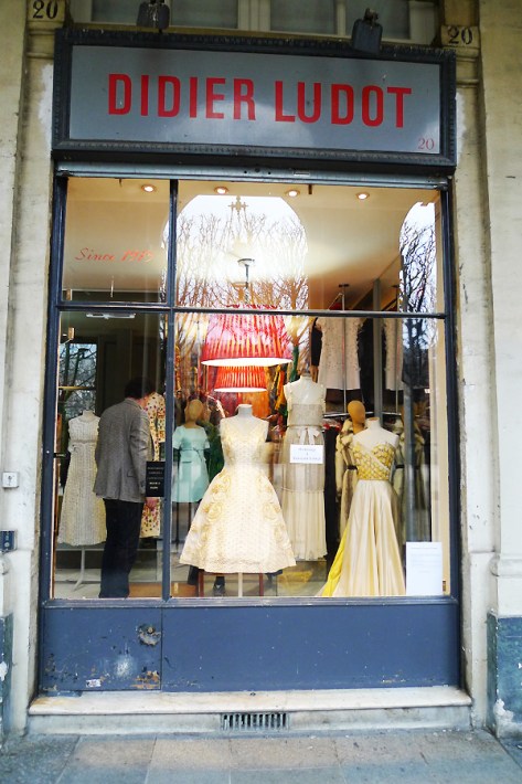 Vitrine : Lesage brode chez Didier Ludot | Chic & Geek