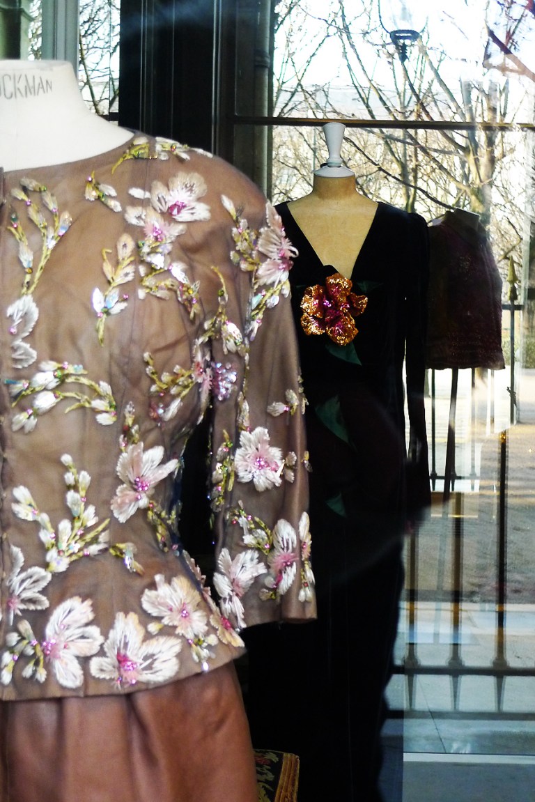 Vitrine : Lesage brode chez Didier Ludot | Chic & Geek