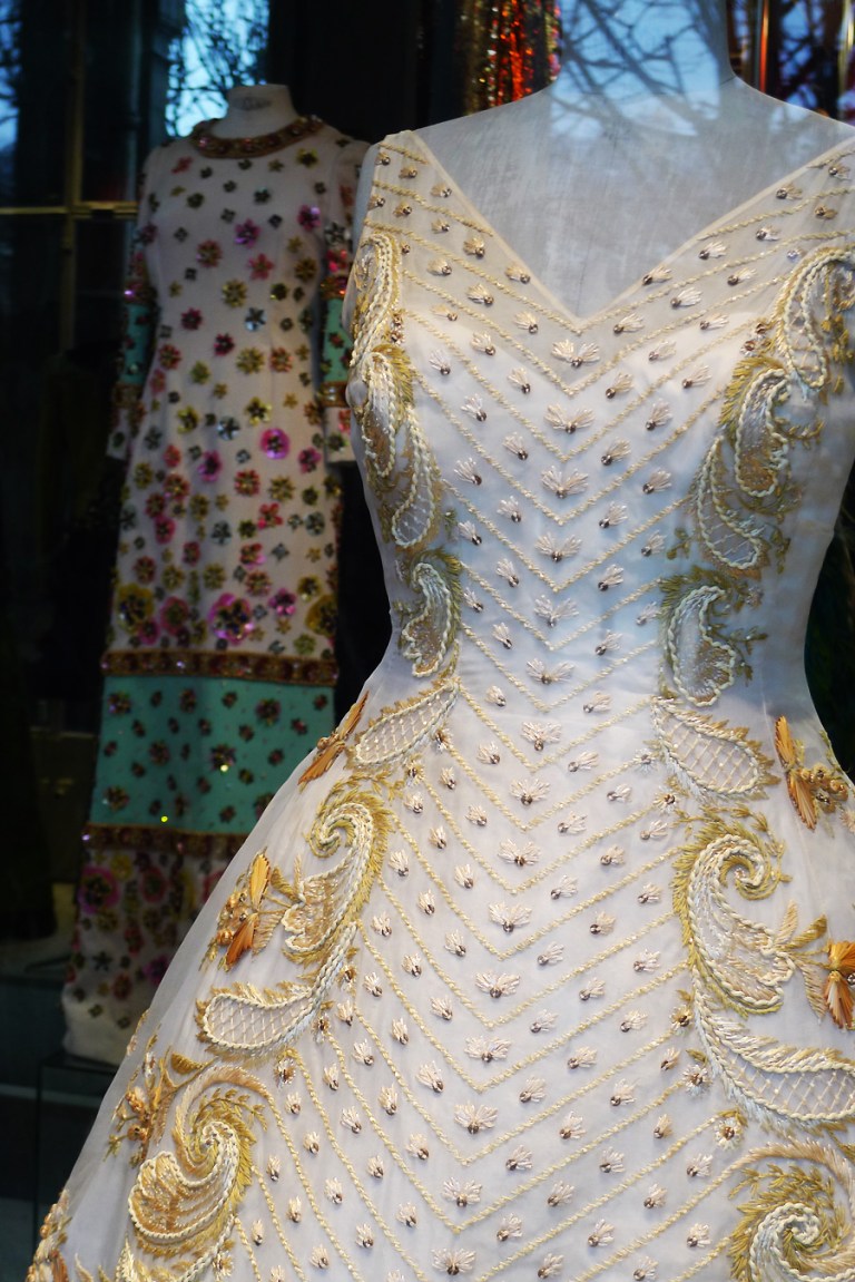 Vitrine : Lesage brode chez Didier Ludot | Chic & Geek