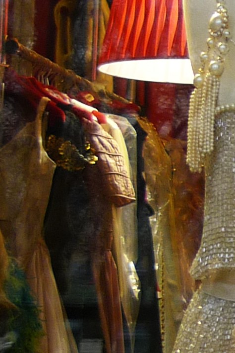 Vitrine : Lesage brode chez Didier Ludot | Chic & Geek